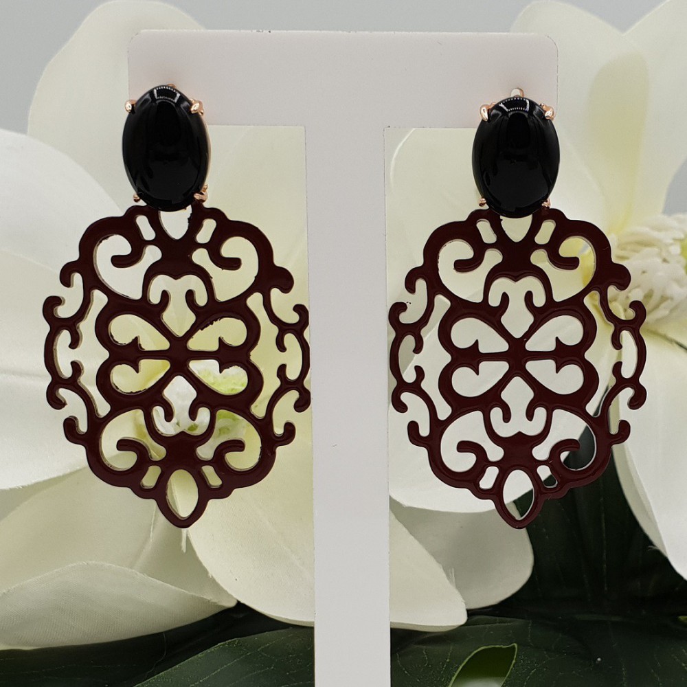 Rosé goud vergulde oorknoppen met Onyx en donker rood gelakte Buffe...