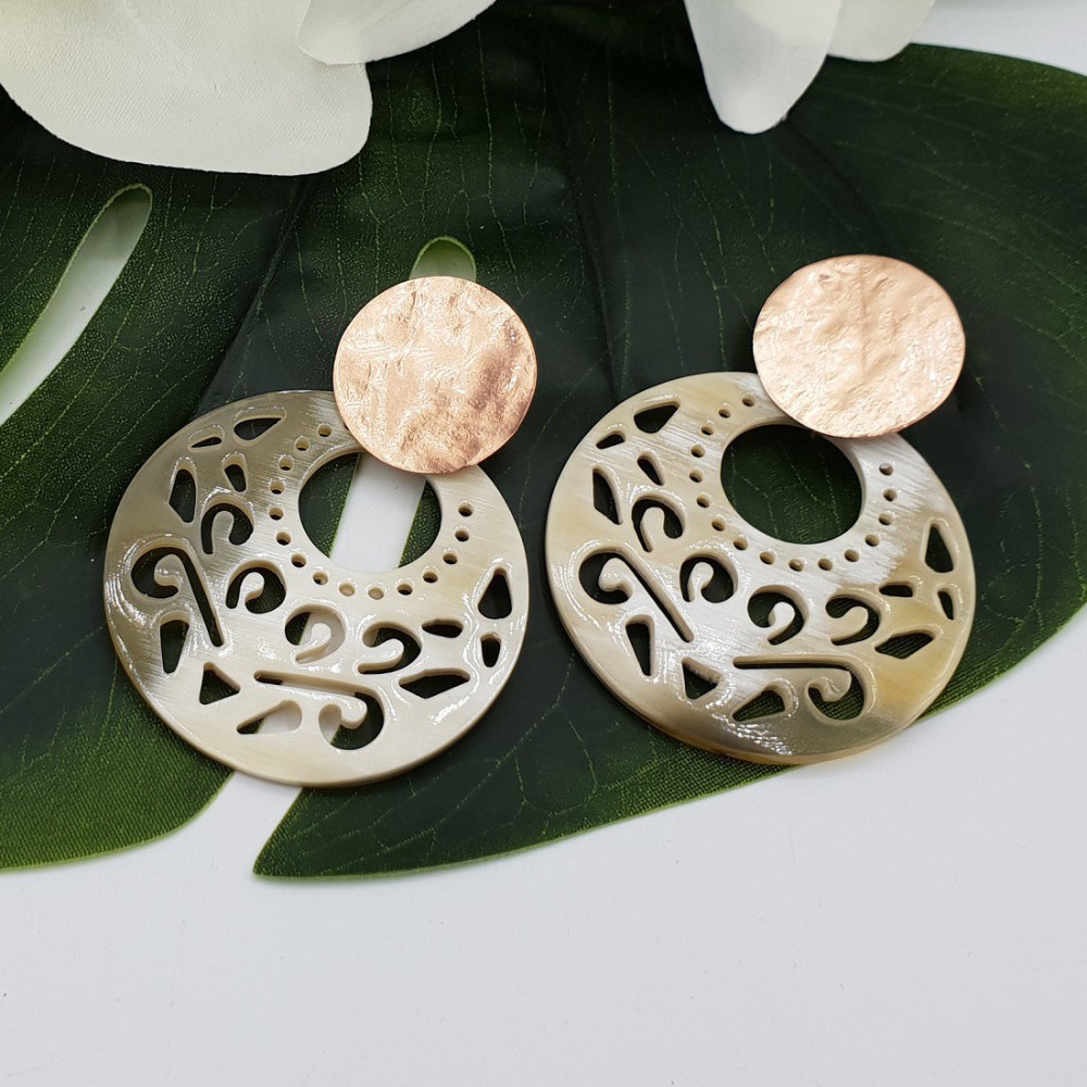 Rosé goud vergulde oorbellen met ronde uitgesneden Buffelhoorn hanger